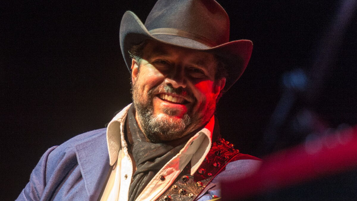 The Mavericks stellen zwei neue Sänger für erste Tour nach Raul Malos ...